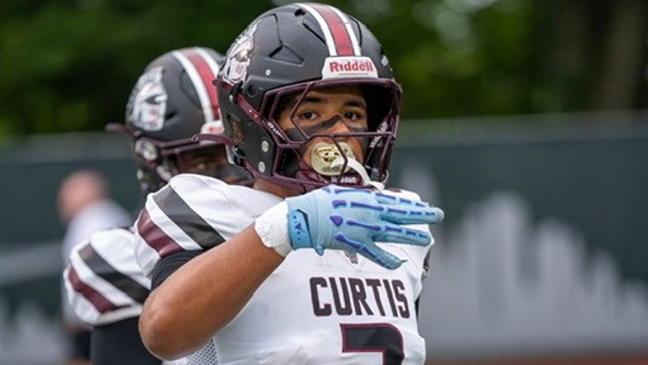 PSAL football roundup: Melendez, Gomez lead Curtis over Lincoln - Newsday