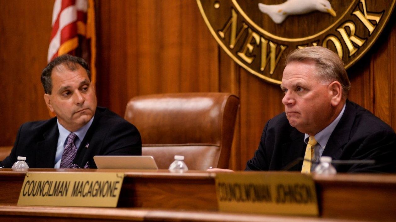 Oyster Bay hires new comptroller despite board member complaint - Newsday