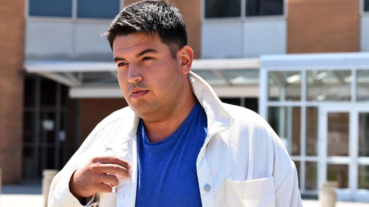 Former soccer coach Kyle Bradbury pleads guilty in lewd message case ...