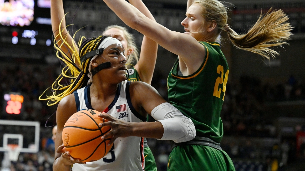 UConn opens March Madness run with 95-52 rout of Vermont - Newsday