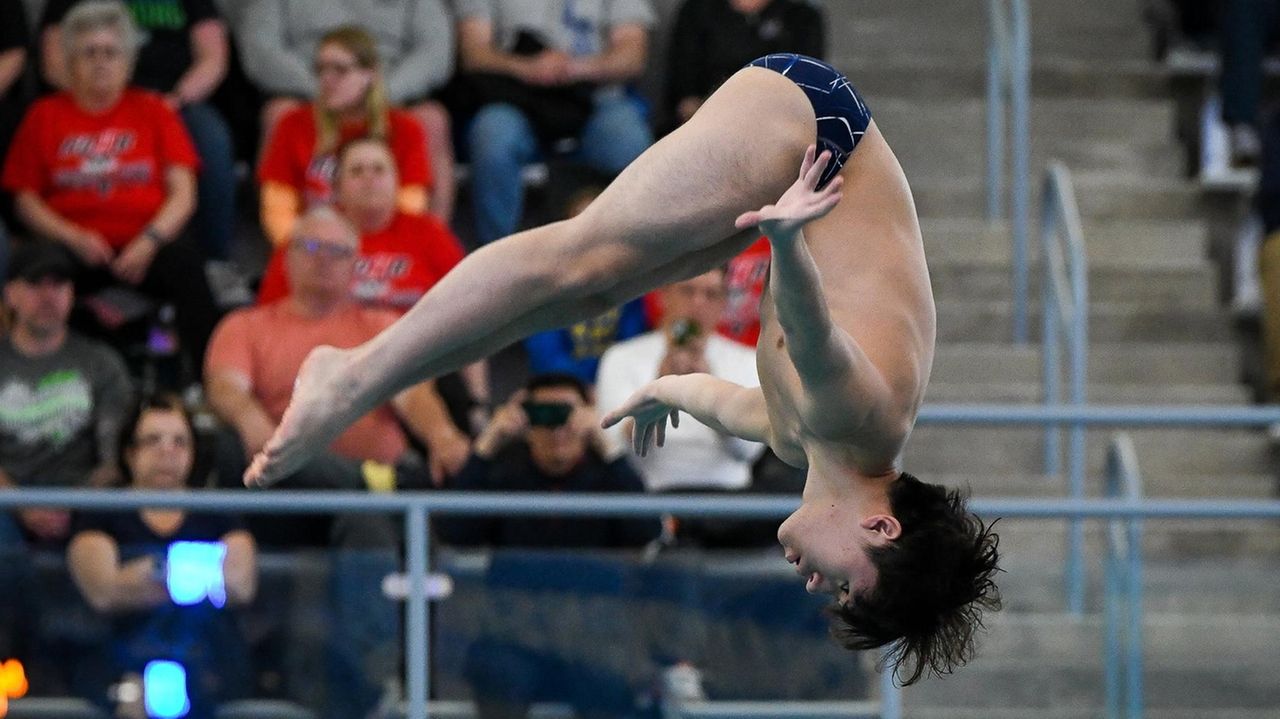 Jericho's Yang finishes second at state boys diving championships - Newsday