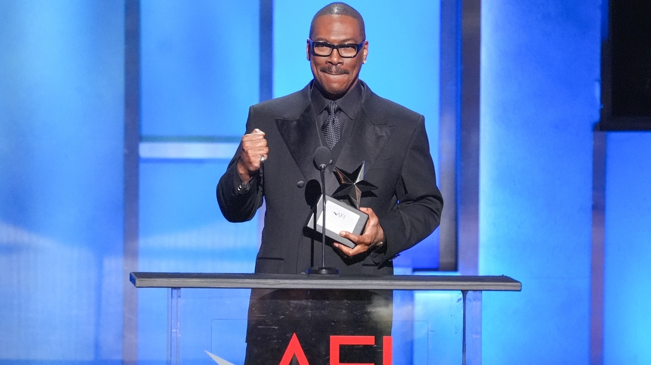 Eddie Murphy receives life achievement award by AFI, drawing standing ...