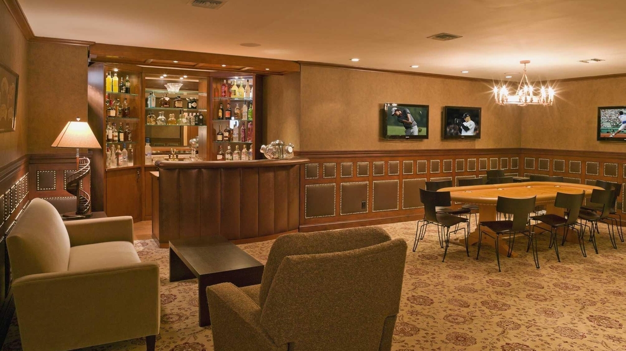 Rich Cribs: A home with 'Vegas-style' lounge in Roslyn Estates - Newsday