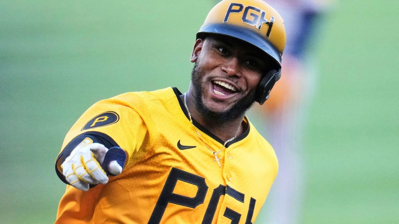 Pirates make Don Kelly a winner in his debut as manager in a 3-2 ...