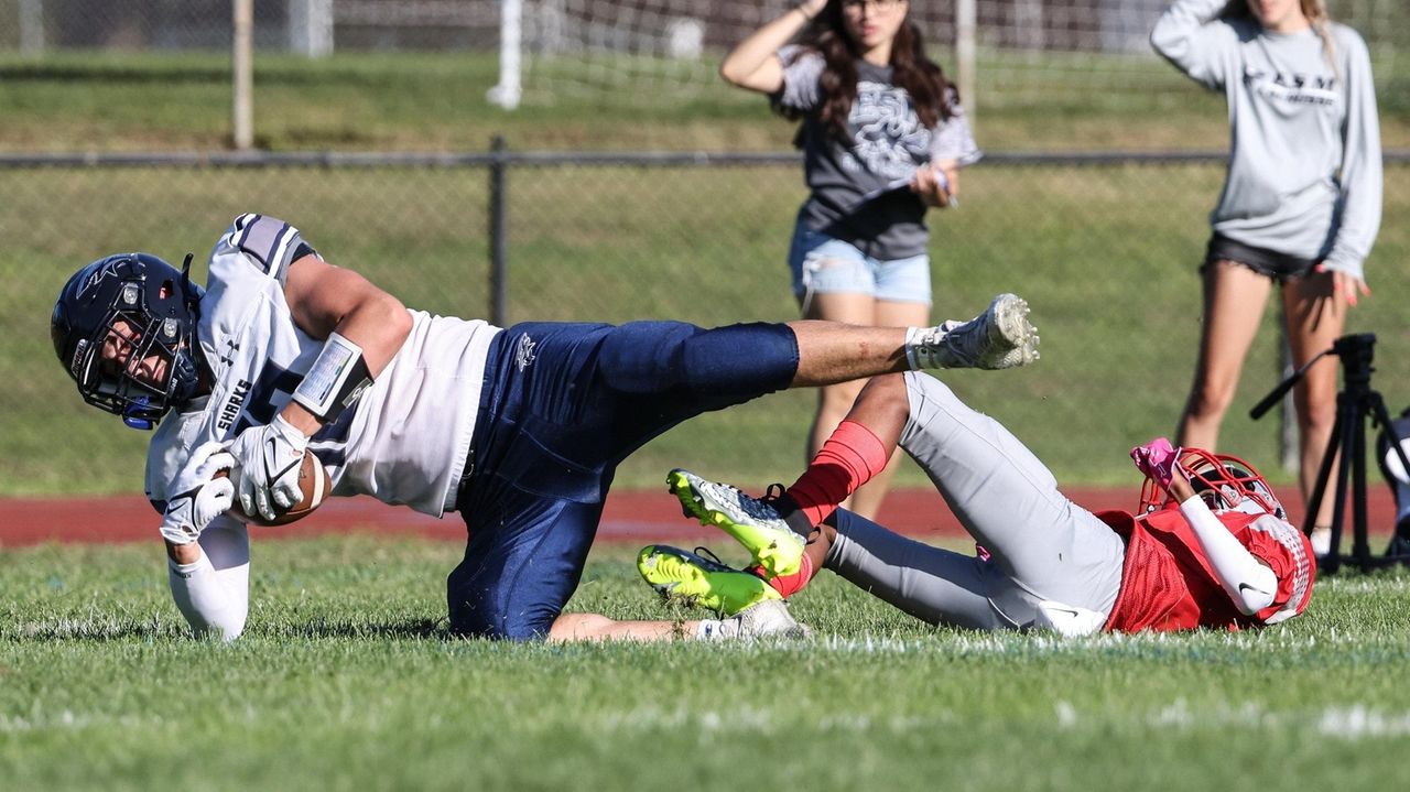Photos: ESM-Amityville football - Newsday