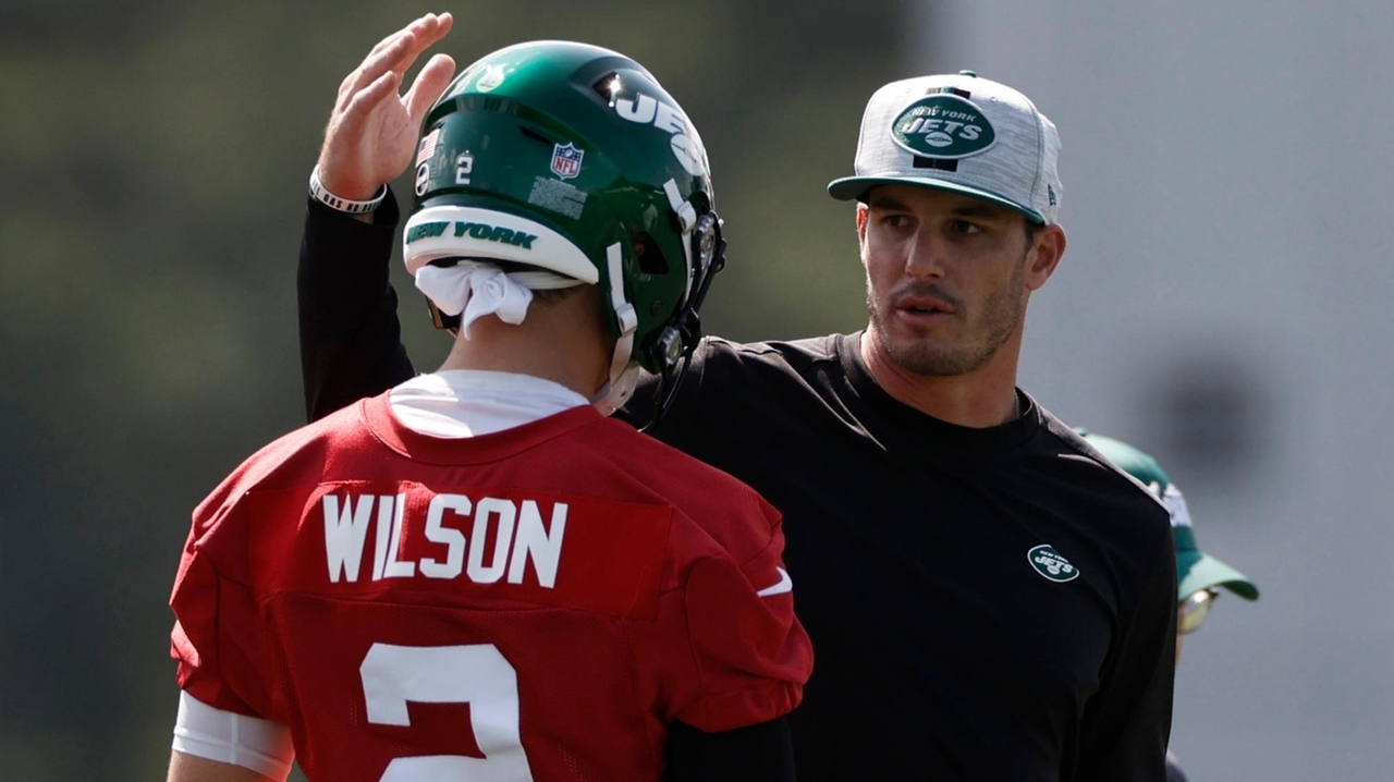 LI's Rob Calabrese enjoying first year as Jets quarterbacks coach - Newsday