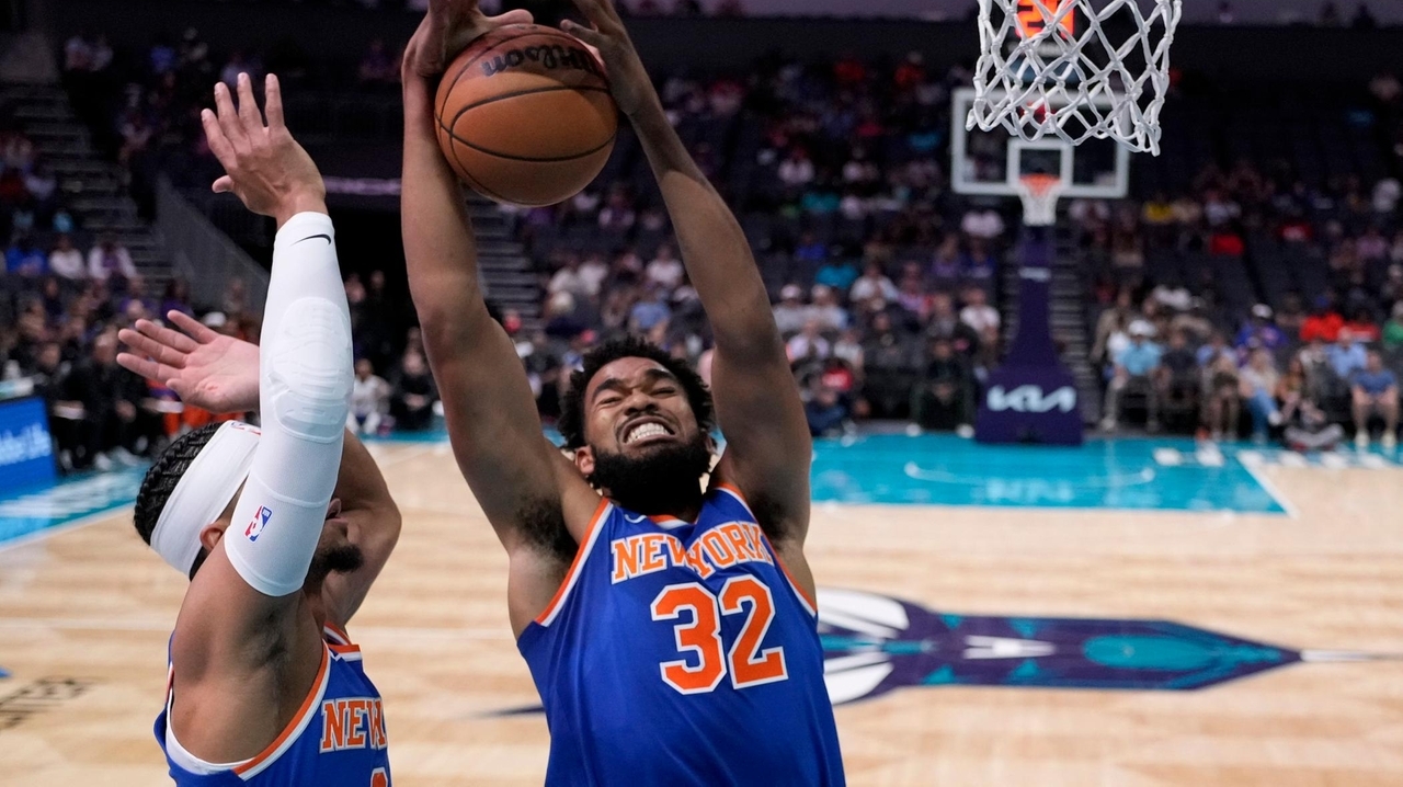 Knicks' starting five show rust, unfamiliarity in first preseason game ...