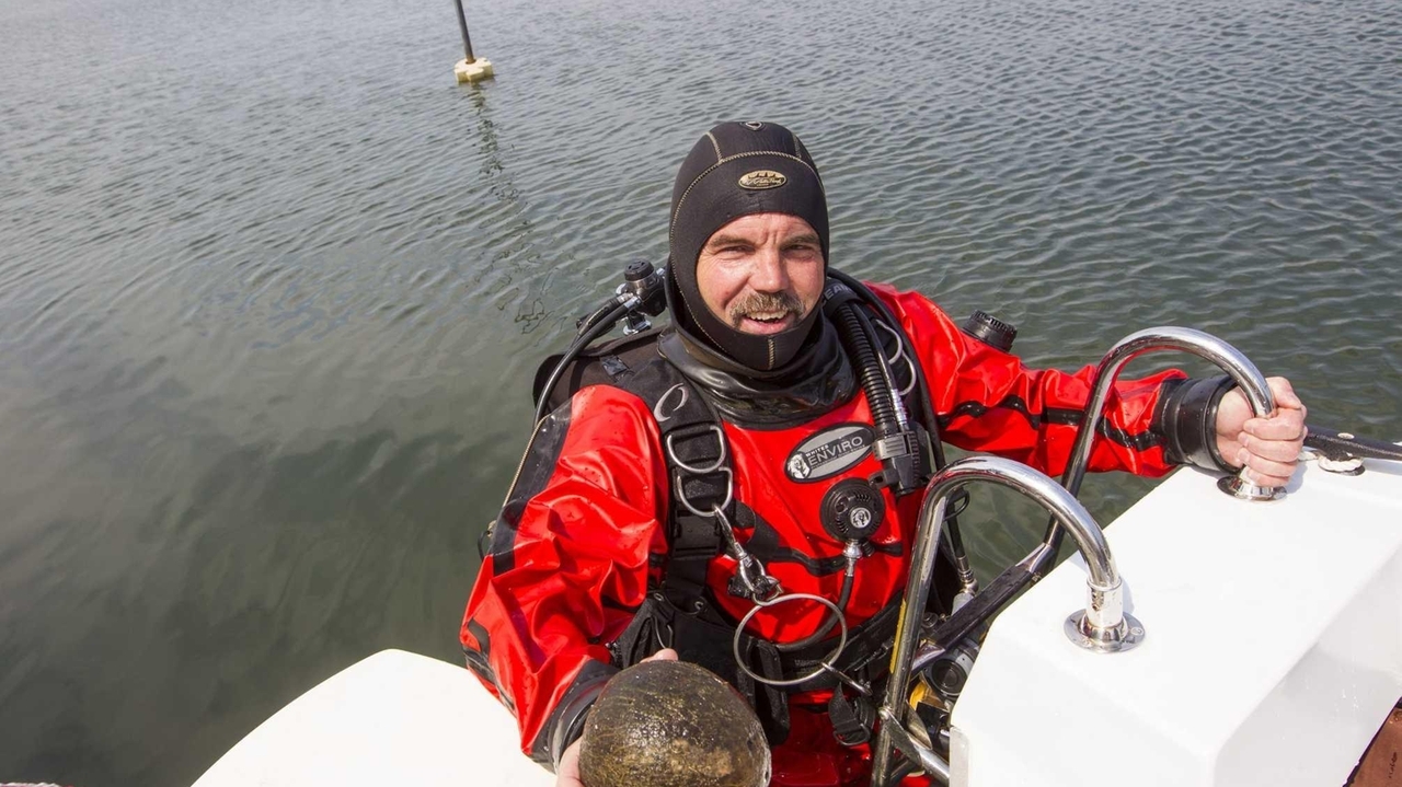Divers map Lake Ronkonkoma detritus - Newsday