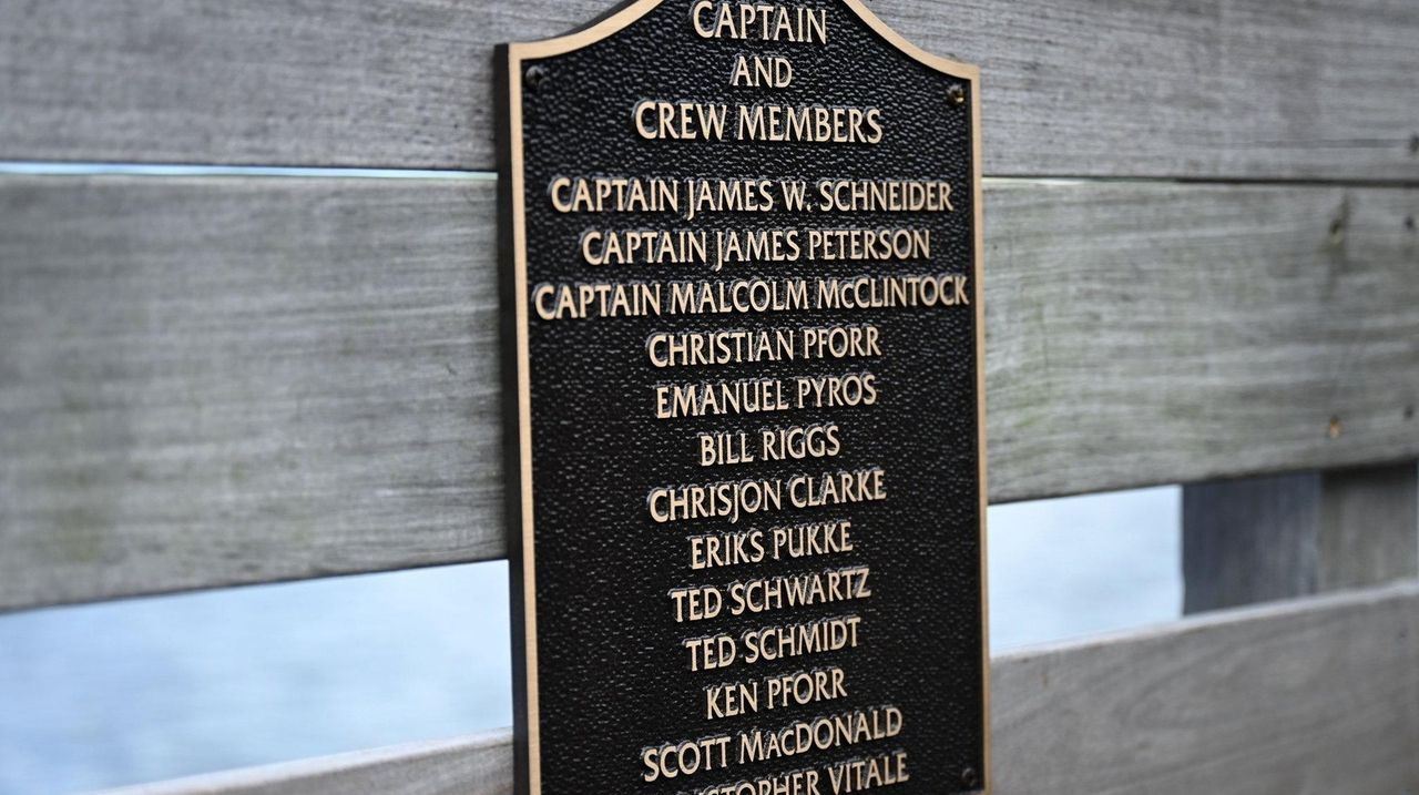 Huntington dedicates pair of plaques to crew who helped with boat ...