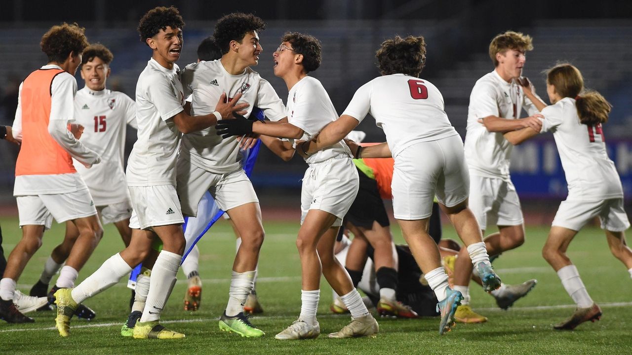 Glen Cove boys soccer stuns Garden City in Nassau Class A final - Newsday