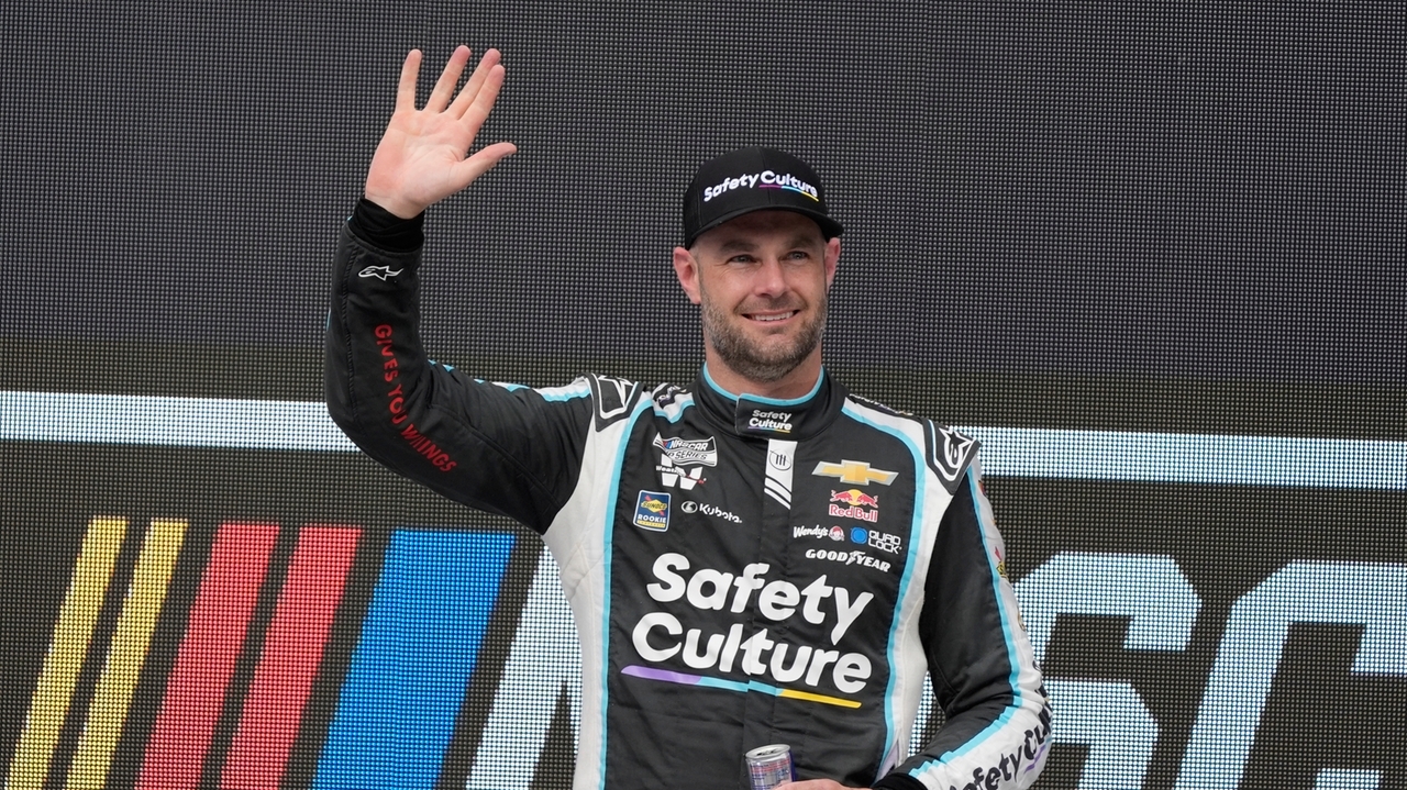 Shane van Gisbergen wins the pole for Cup Series race in downtown ...