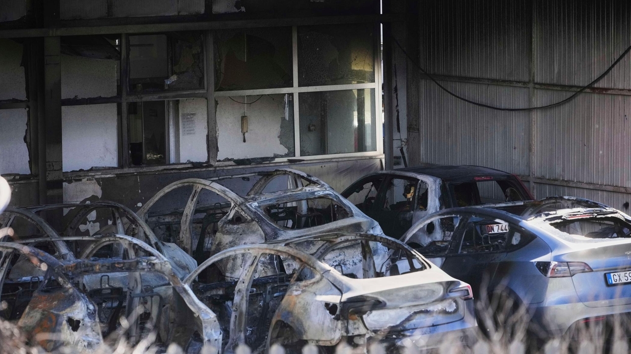 16 Tesla EVs are destroyed in a fire in Rome as Italian police ...