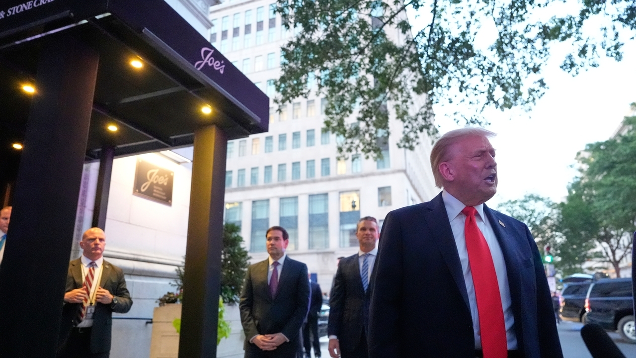 Trump dines at a restaurant near the White House to promote his federal ...