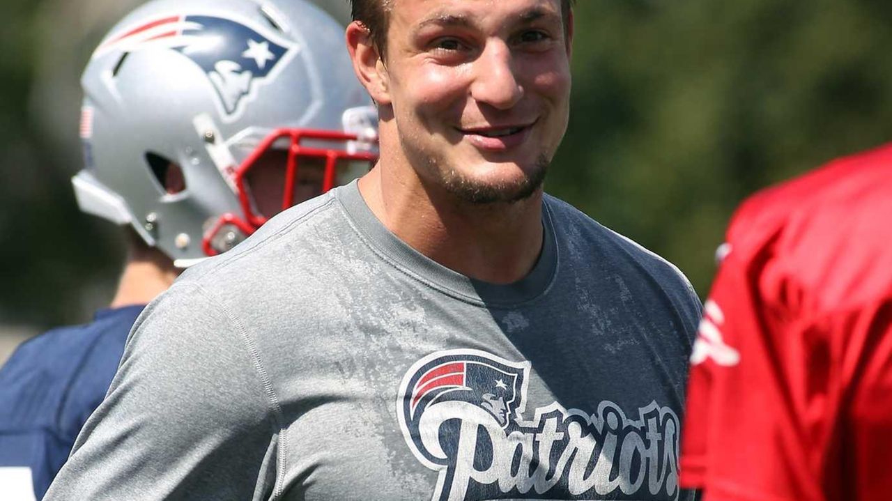 Rob Gronkowski takes part in first full-pads Patriots practice - Newsday
