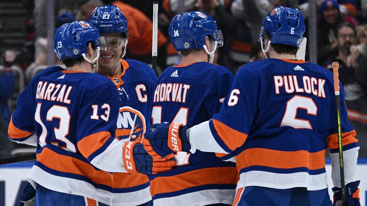 Islanders produce dominant win over Lightning - Newsday