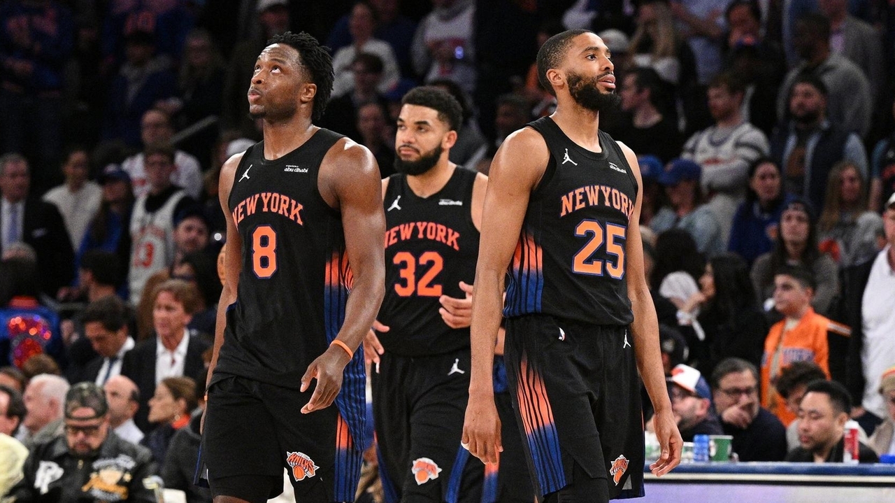 Knicks lose control against the Hawks late, collapsing in Game 2 loss ...