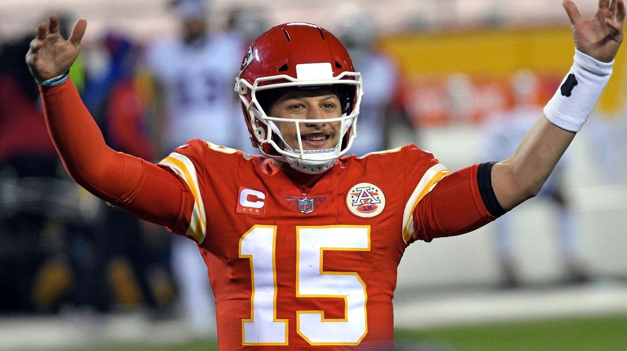 Tony Romo turns up the Patrick Mahomes vs. Tom Brady hype for Super ...