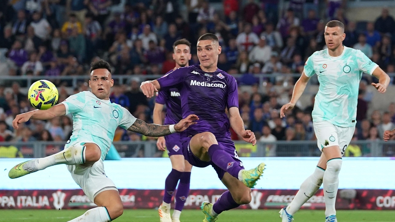 Lautaro Martinez scores 2 as Inter beats Fiorentina 2-1 for Italian Cup ...