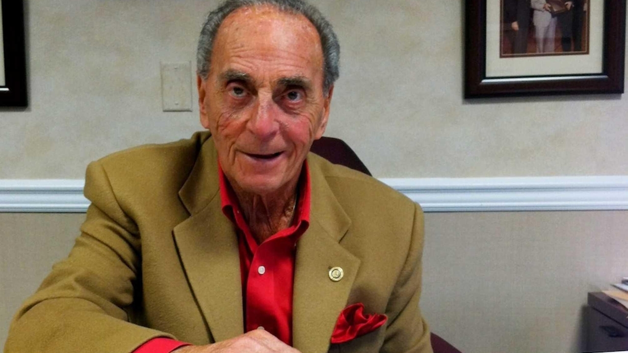 Vecchio in 'very close race' to keep Smithtown supervisor seat - Newsday