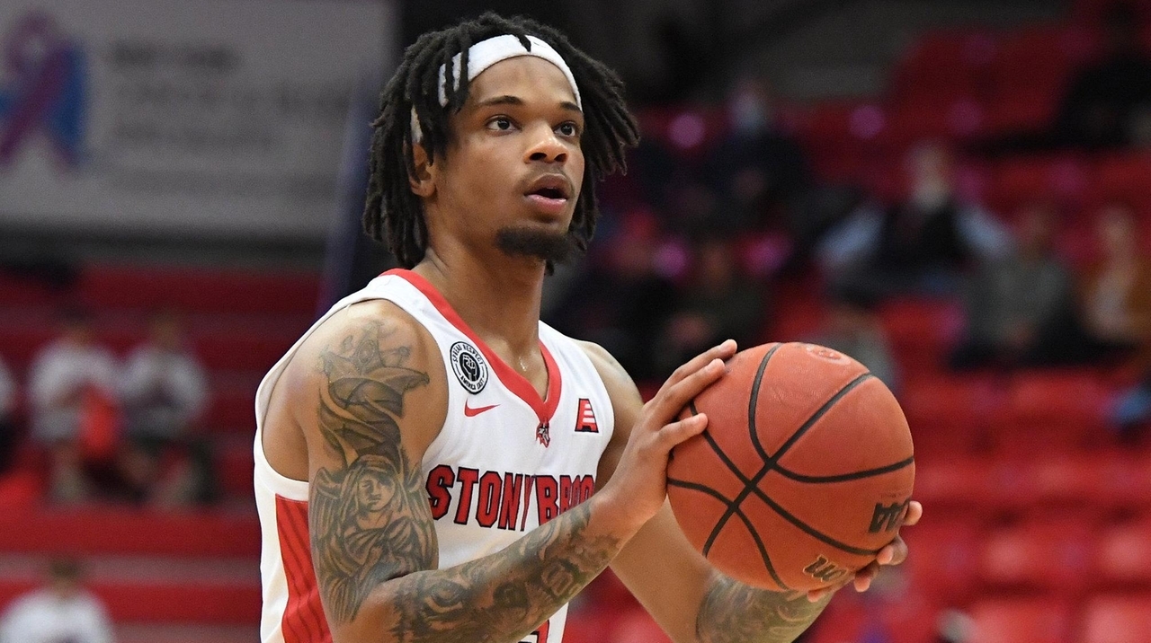 Stony Brook falls to Fairfield in overtime despite Roberts' 30 - Newsday
