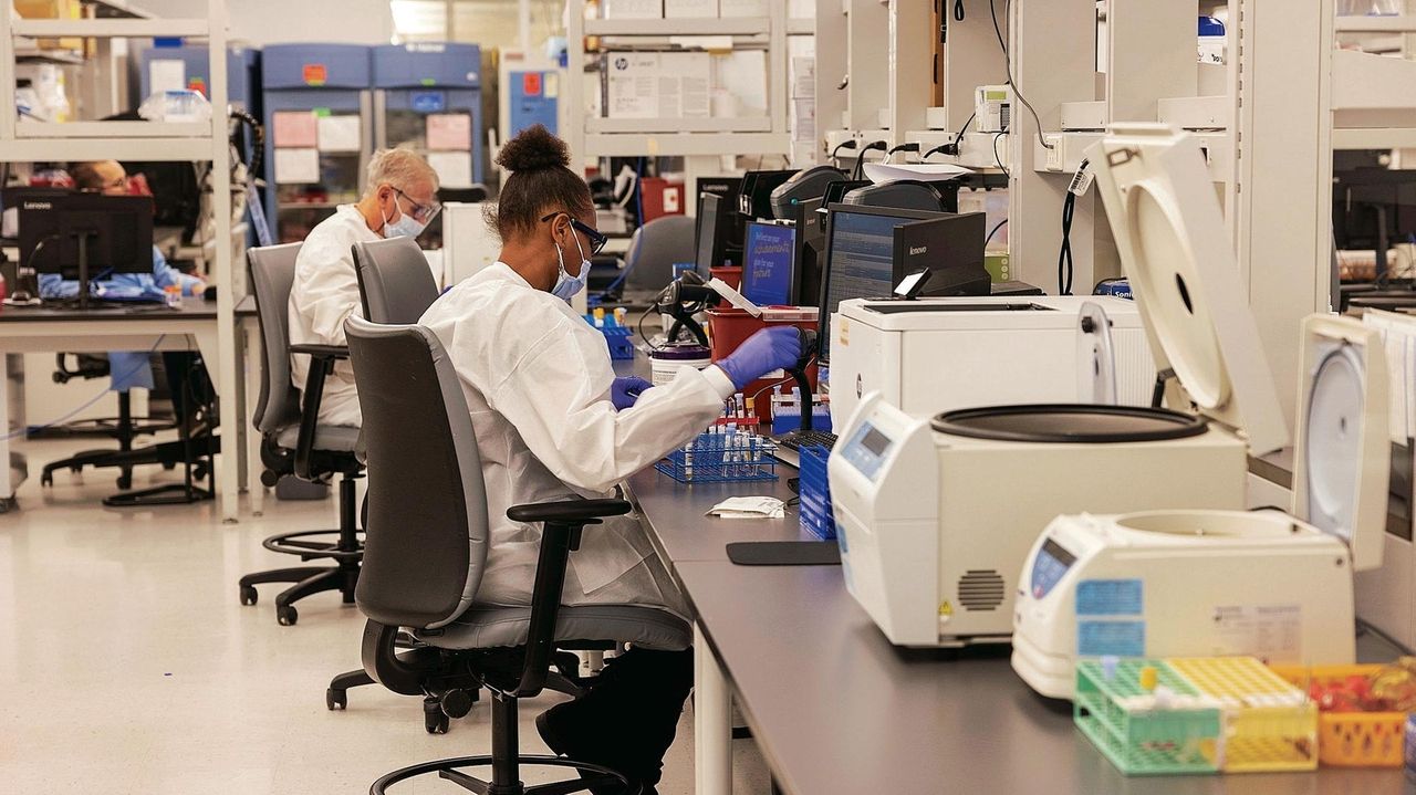 Northwell core lab votes to join 1199SEIU union - Newsday