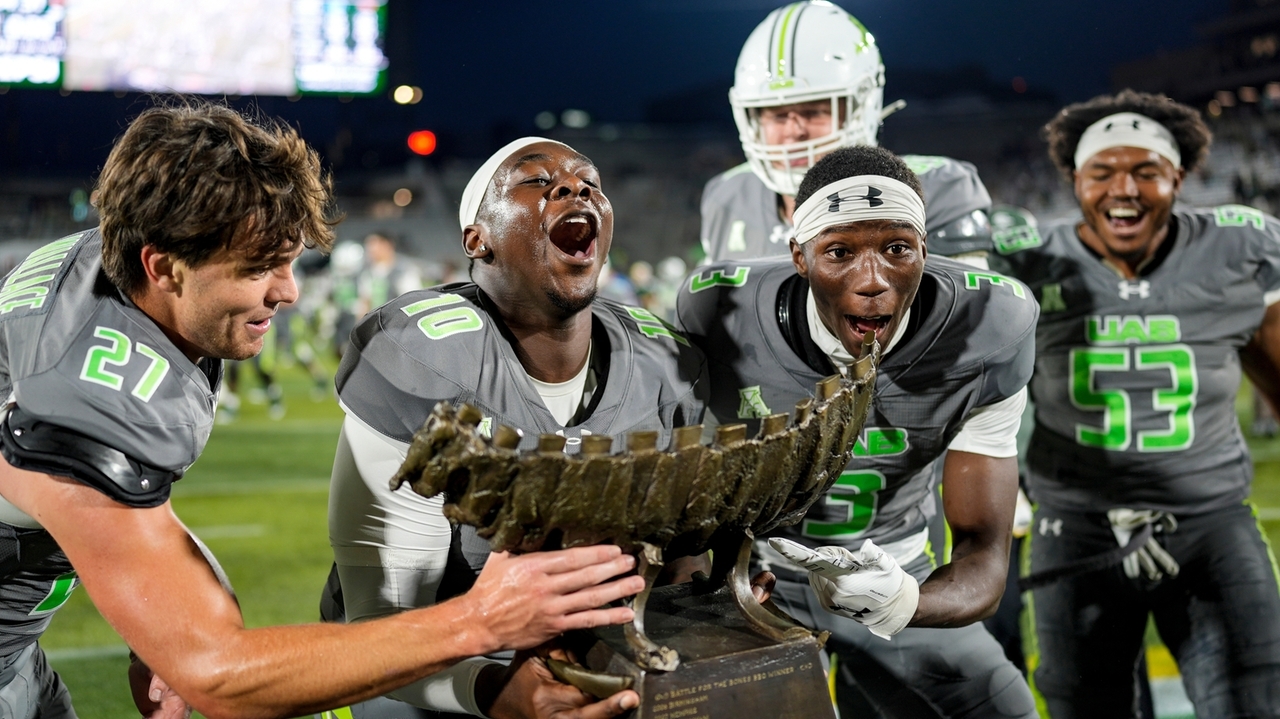 UAB stuns No. 22 Memphis with goal-line stand, an emotional win for ...