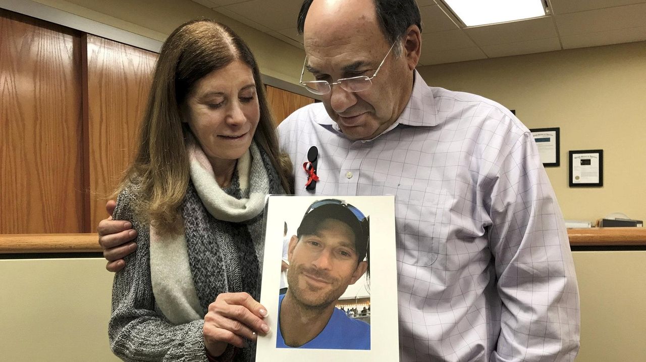 Scott Beigel, Parkland shooting victim from LI, honored at Orange Bowl ...