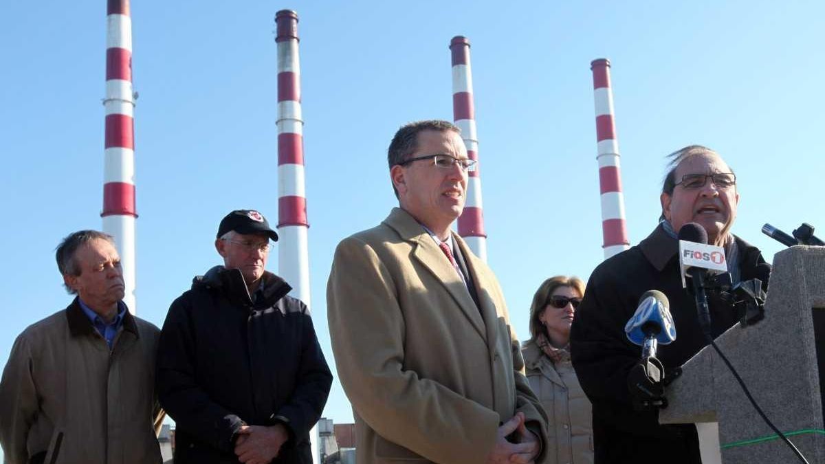 Huntington leaders protest LIPA tax suit - Newsday