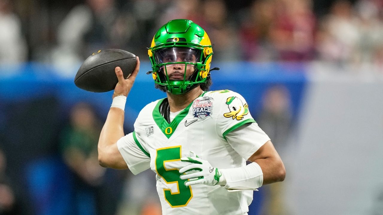 Oregon QB Dante Moore says he'll return to the Ducks rather than ...
