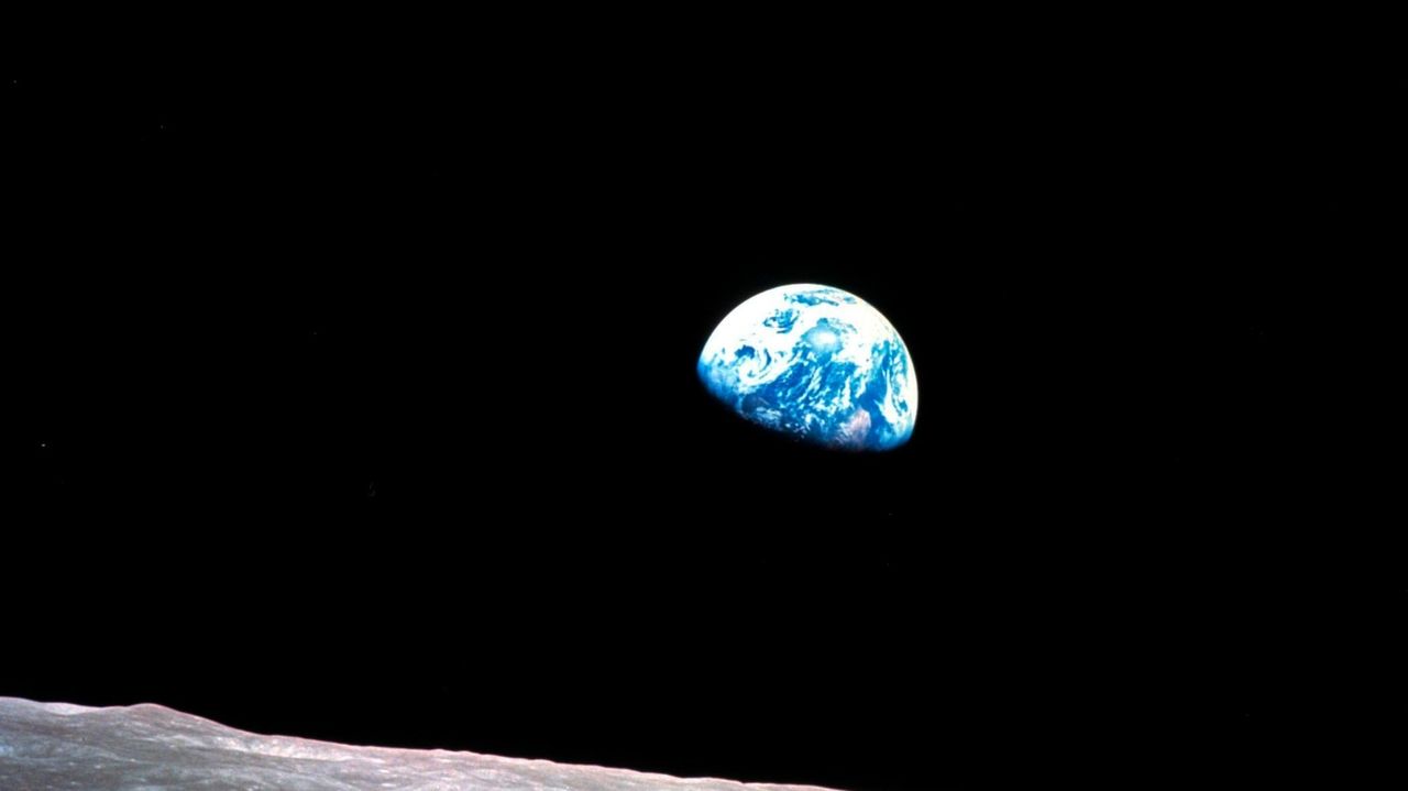 Former astronaut William Anders, who took iconic Earthrise photo, killed in Washington plane ...