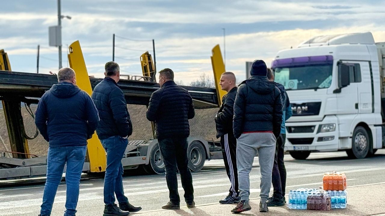 Balkan truck drivers block cargo border crossing in protest of EU entry ...