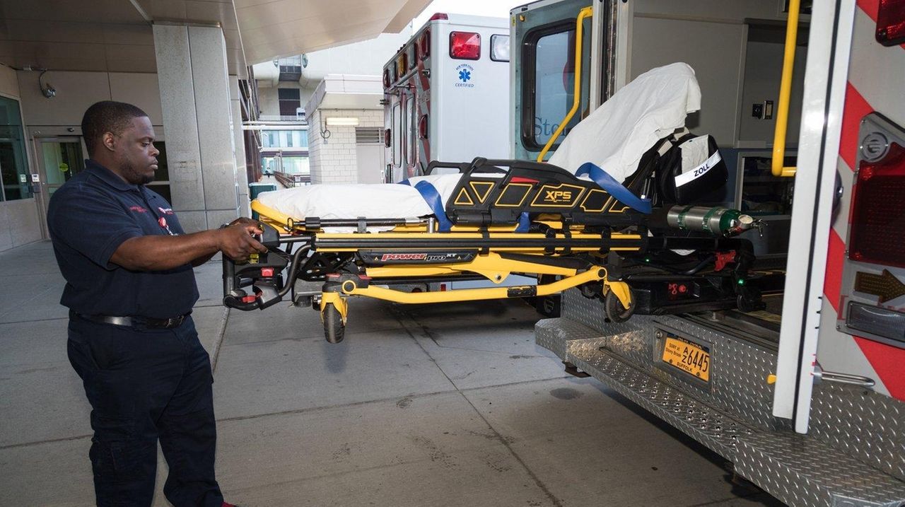 Nissequogue’s high-tech stretcher helps move overweight patients - Newsday