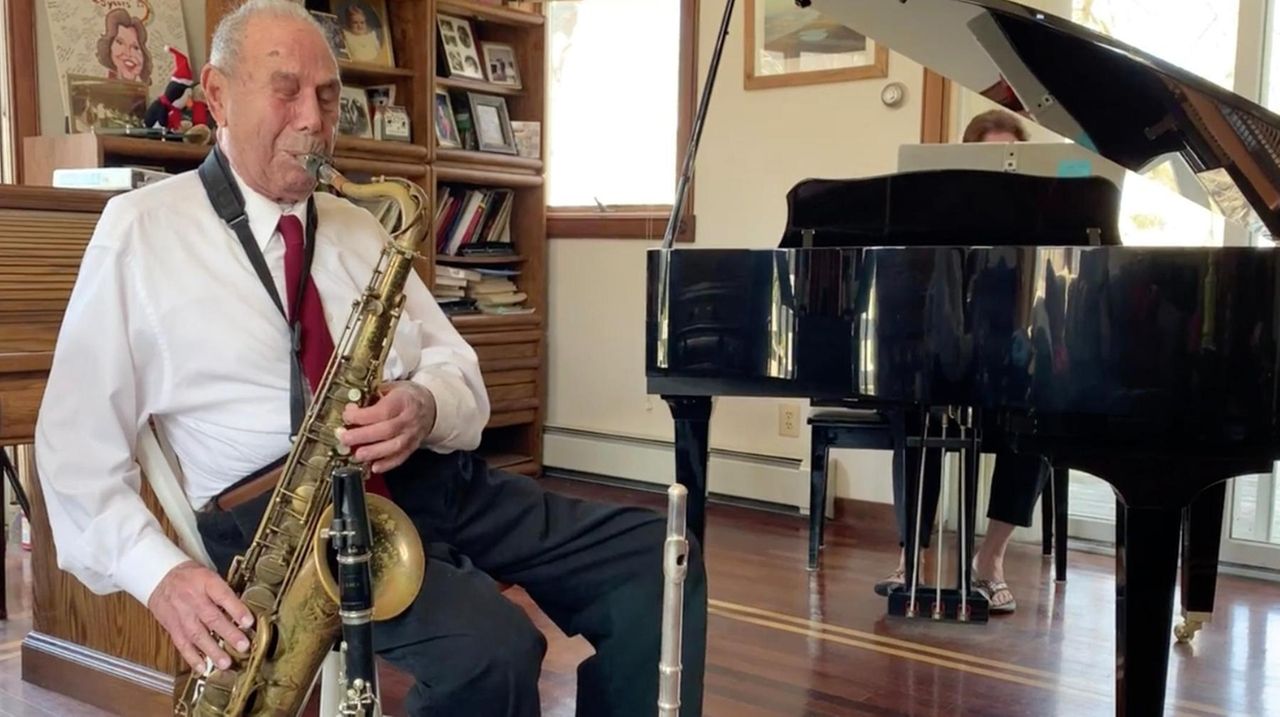 At 98, saxophonist Pat DeRosa gets inducted into LI Music Hall of Fame ...