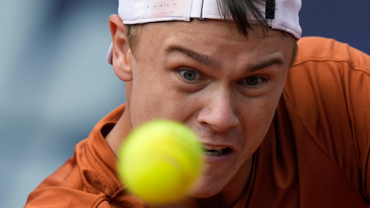 Holger Rune edges Van de Zandschulp to defend Munich title - Newsday