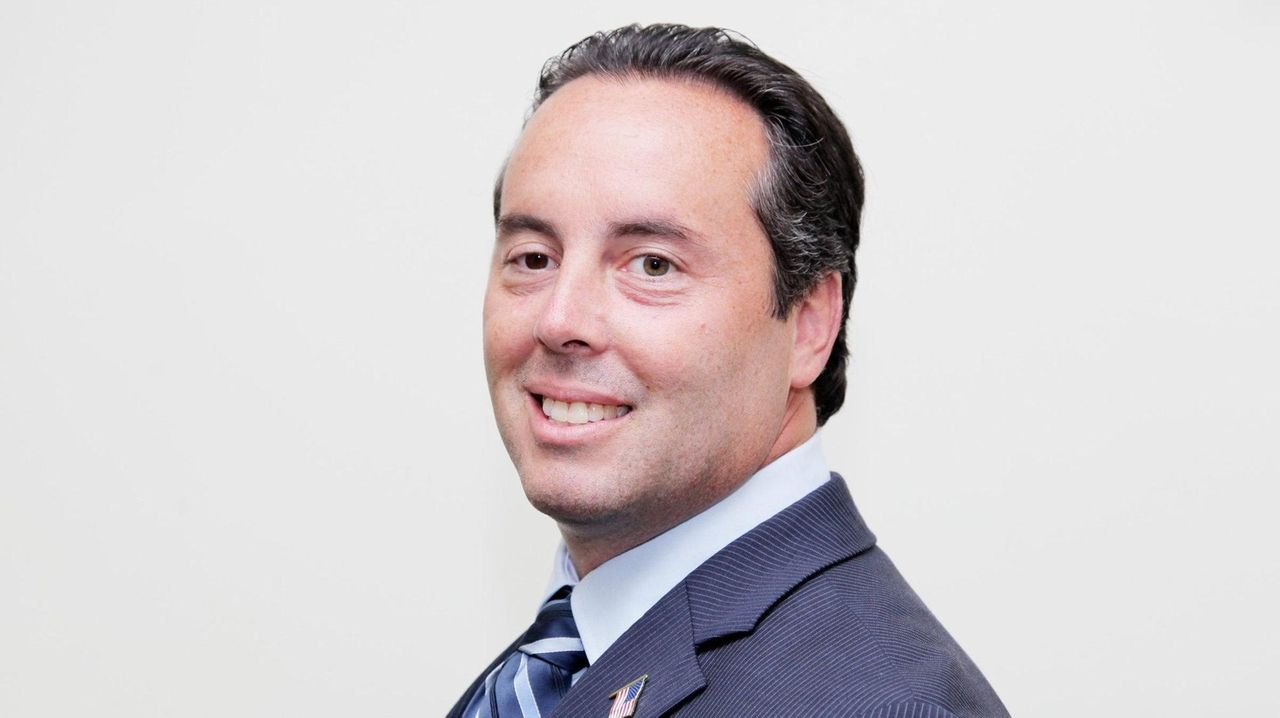 Huntington appoints a director who was rejected a month ago - Newsday