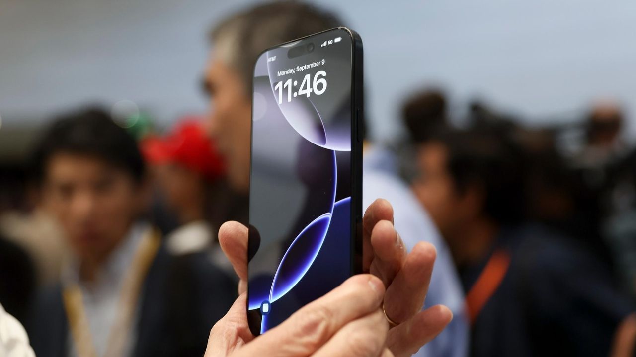 Apple's latest iPhones get the gift of more AI as holiday shopping ...