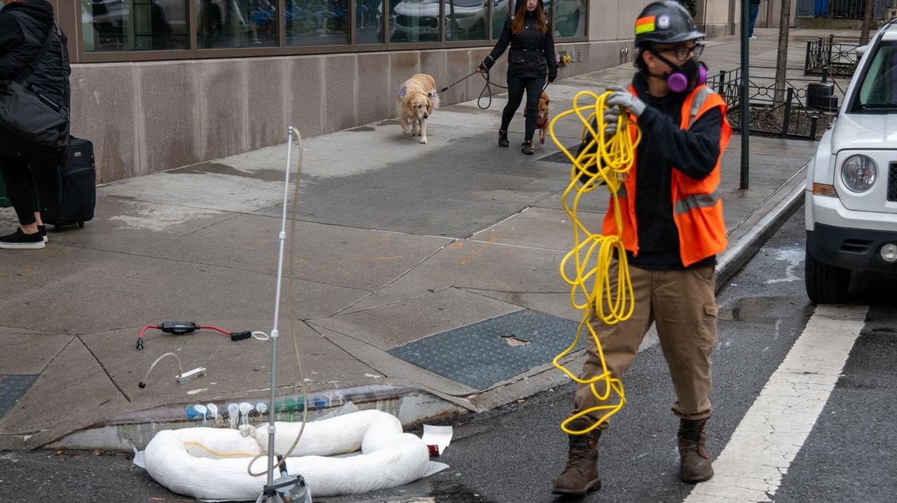 Midtown Manhattan streets closed due to ruptured steam line, possible ...