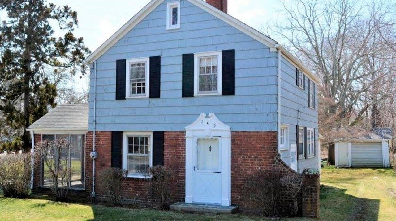Colonial on Southold co-founder’s former land lists for $385,000 - Newsday