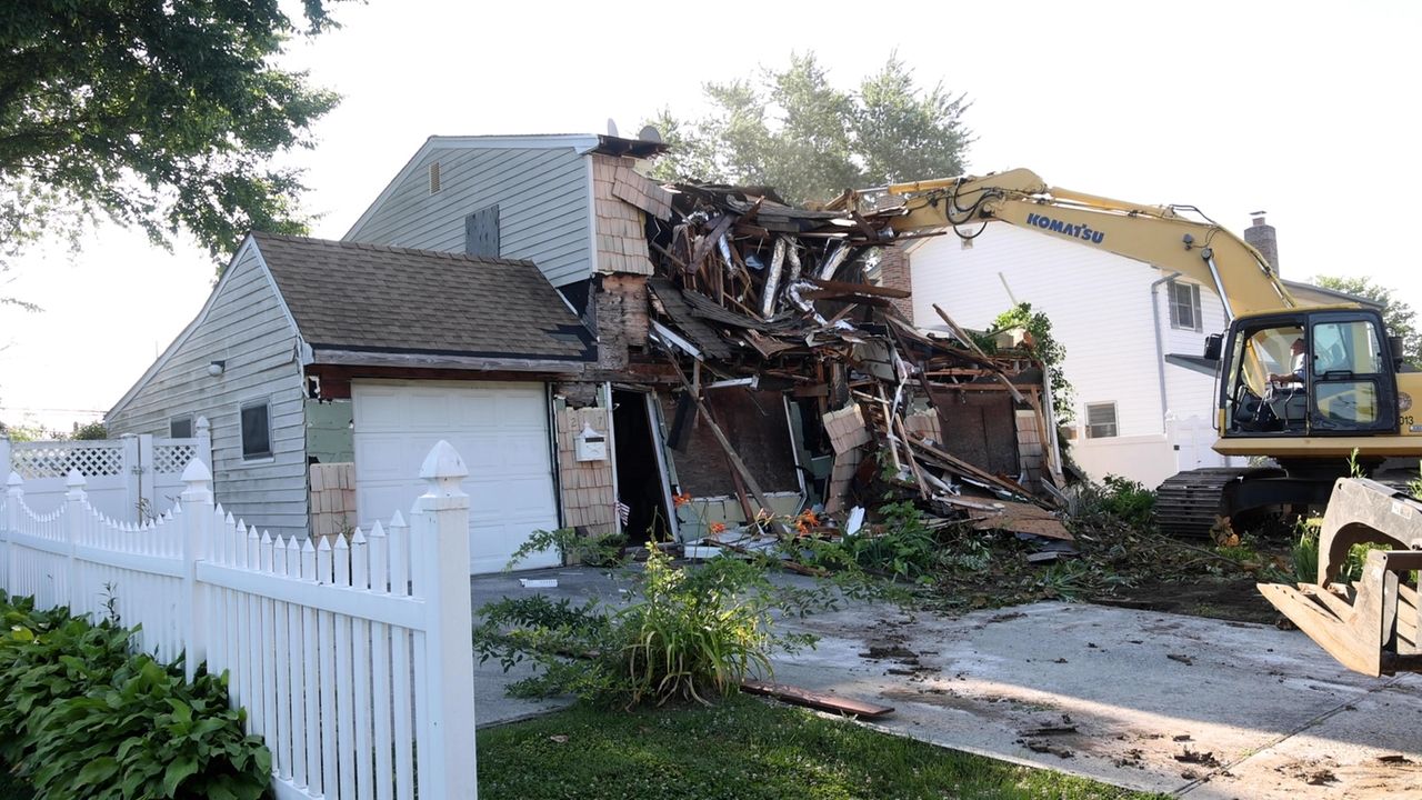 Oyster Bay demolishes woman's Hicksville home - Newsday