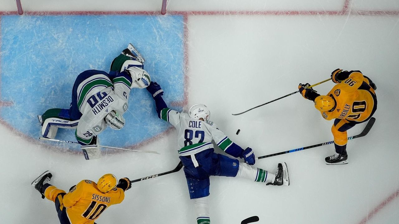 Casey DeSmith makes 29 saves as the Canucks take 2-1 series lead over the Preds - Newsday