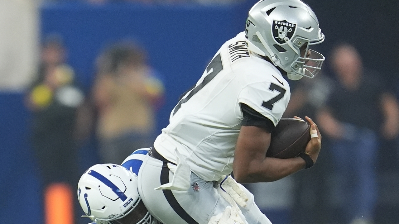 Geno Smith's early-season struggles continue as Raiders are blown out ...