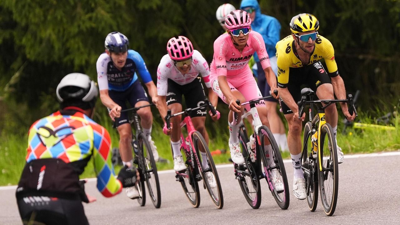 Mexico's Del Toro completes a full week in pink. He's got 1 more week ...