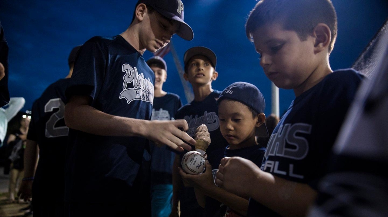 Plainview Little League team has eyes, bats set on World Series - Newsday