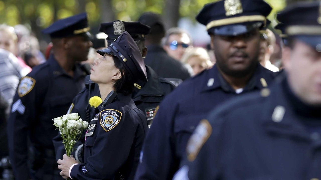 Fallen NYPD Officer Randolph Holder remembered in 9/11 memorial tribute ...