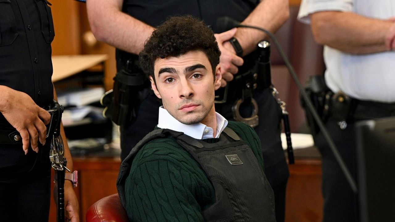 Lawyer for alleged UnitedHealthcare CEO killer Luigi Mangione seeks to suppress weapon ...