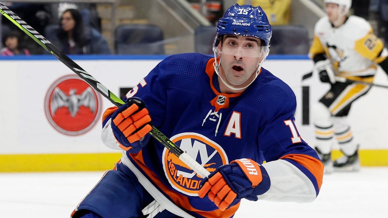 Former Islander Cal Clutterbuck retires from the NHL after year away ...