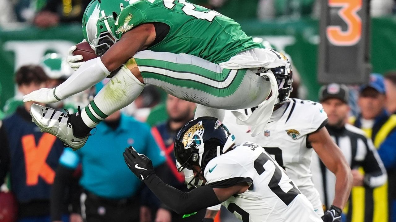 Eagles RB Saquon Barkley amazes with backward hurdle for first down ...