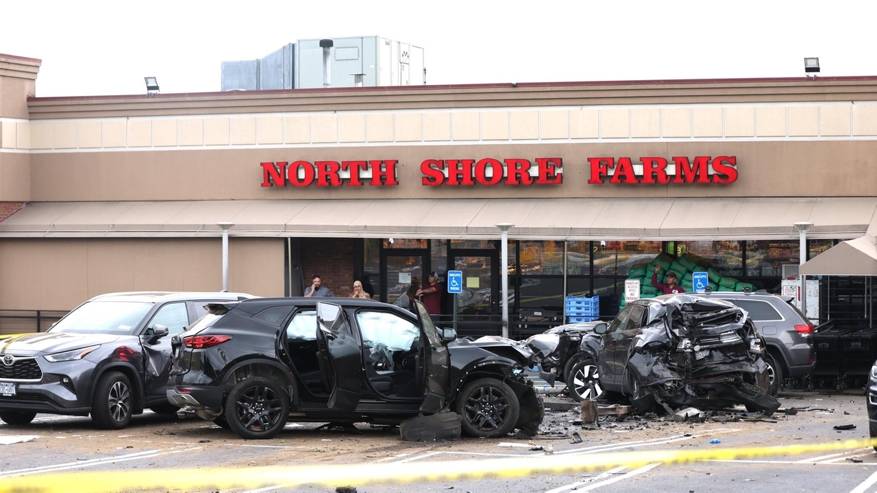 Cops: Driver has medical emergency, dies after Port Washington crash - Newsday