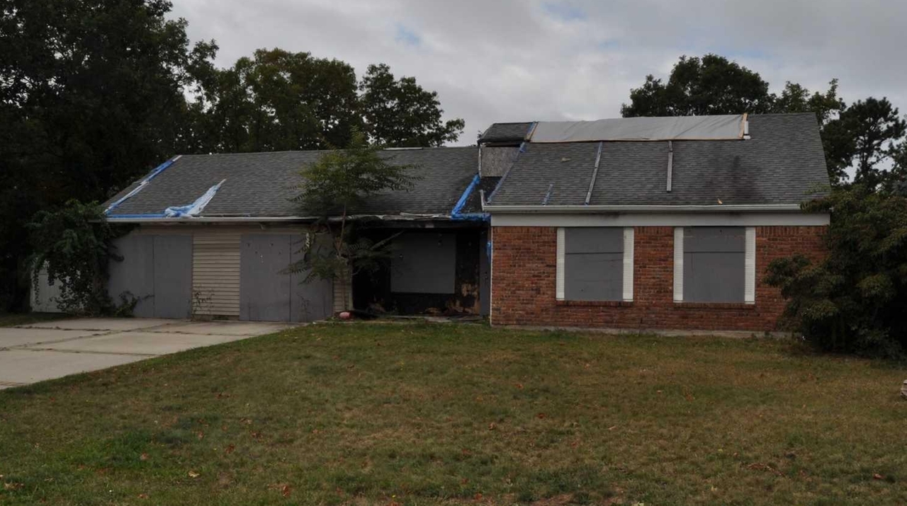 Brookhaven demolishes last of its 'dirty dozen' abandoned homes - Newsday