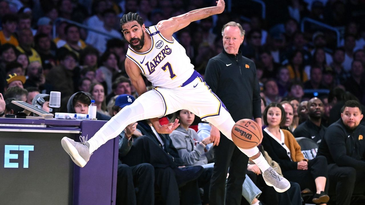 Luka Doncic scores 33, Lakers snap their 4-game skid with a 107-96 win over the Suns - Newsday